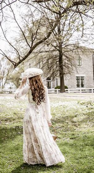 صور فتاة تعيش تفاصيل يومها دوقة من العصر الفيكتورى عين