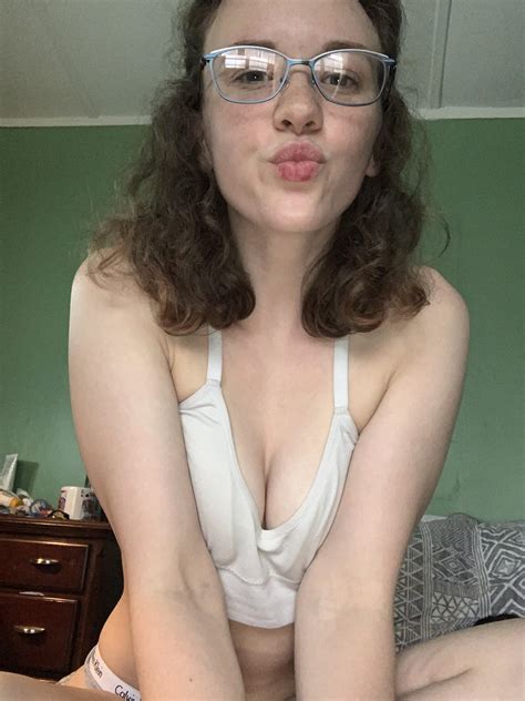 A Kiss From A Nerdy Girl Is Extra Special💋 R Girlswithglasses