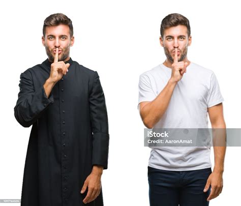 잘생긴 젊은 남자와 입술에 손가락으로 조용히 하 라는 고립 된 배경 위에 카톨릭 신부 콜라주 침묵 그리고 비밀 개념입니다 구도에 대한 스톡 사진 및 기타 이미지 Istock