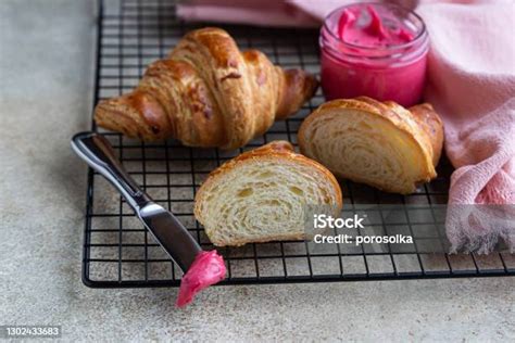 블랙 메탈 그릴 콘크리트 배경에 핑크 꿀신선한 바삭한 크루아상 가벼운에 대한 스톡 사진 및 기타 이미지 가벼운 거품 내기 건강한 식생활 Istock