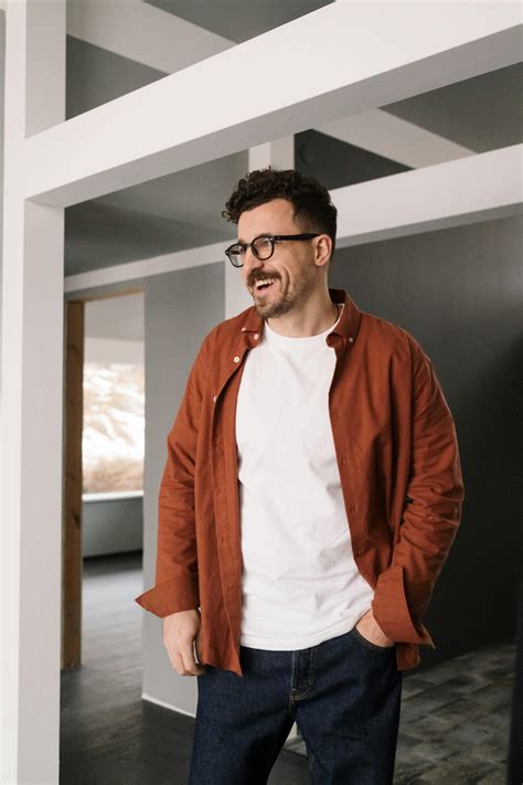 실내 갈색 머리 긍정적인 긴 머리 내용 눈썹 데님 따뜻한 따뜻한 조명 라이프스타일 매력적인 미드 샷 미소 미소 짓는 밝은 갈색 머리 비공식적