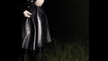 Guy Walk in the wood en látex XVIDEOS