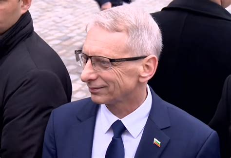 Денков с амнезия Днес е ден за празнуване Премиерът забрави че поиска смяна на националния