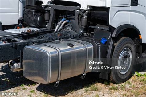 앞바퀴와 디젤 연료 탱크를 볼 수 있는 화물 세미 트레일러의 조각 0명에 대한 스톡 사진 및 기타 이미지 0명 가솔린