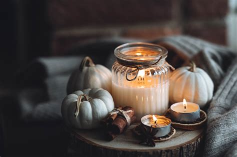 향기로운 양초 마른 감귤류 계피 아니스가있는 가을 가정 구성 회색 가을 아침의 아로마 테라피 아늑함과 휴식의 분위기 나무 배경 클로즈업 0명에 대한 스톡 사진 및 기타