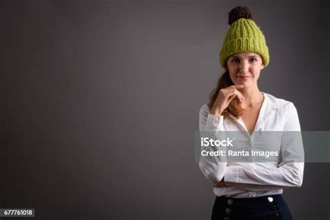 회색 배경 니트 모자를 쓰고 하는 아름 다운 여자의 스튜디오 샷 30 34세에 대한 스톡 사진 및 기타 이미지 30 34세 30 39세 계획 Istock