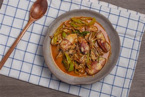 Revolver El Calamar Curry Pastethai Comida Foto De Archivo Imagen De