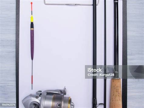 녹음 배경 태블릿에 흰색 시트는 스포츠 낚시 수레 낚 싯 대 및 낚 싯 줄에 대 한 항목의 집합으로 나무 골동품 표면에 놓여 0명에 대한 스톡 사진 및 기타 이미지 Istock