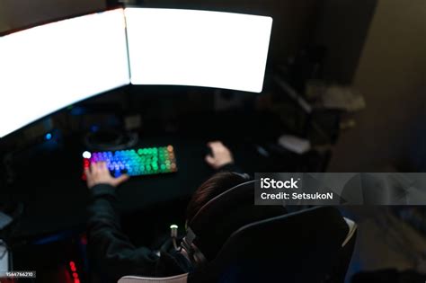 헤드셋을 착용하고 온라인으로 컴퓨터 비디오 게임을 하는 아시아 남성 암실에 대한 스톡 사진 및 기타 이미지 암실 컴퓨터 20 24세 Istock