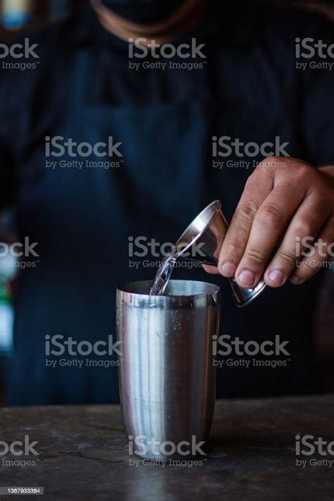 바에서 칵테일을 준비하는 바텐더의 손 25 29세에 대한 스톡 사진 및 기타 이미지 25 29세 고용과 노동 나이트클럽 Istock