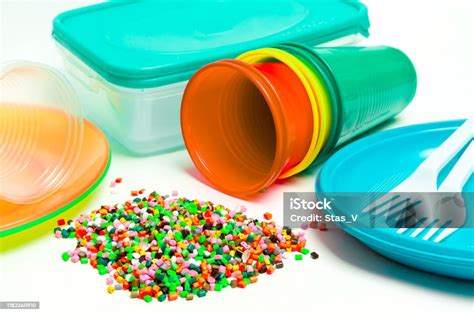 흰색 배경에 폴리에틸렌 폴리 프로필렌 폴리머 소재로 만든 플라스틱 과립 및 일회용 식기 Bpa 무료 0명에 대한 스톡 사진 및 기타 이미지 Istock