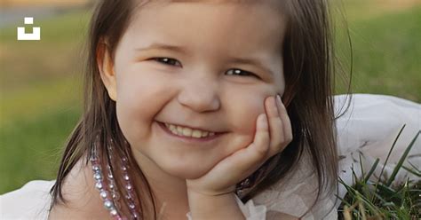 머리에 새를 쓰고 풀밭에 누워 있는 어린 소녀 사진 Unsplash의 무료 초상 이미지