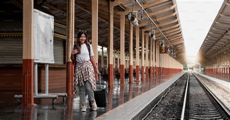 초상화 여행자 아시아 여자가 걷고 철도 플랫폼에서 기차를 기다린다 사진 Unsplash의 여행 가방 이미지