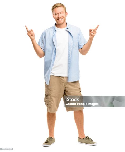 스튜디오에서 혼자 서서 위쪽을 가리키는 잘 생긴 젊은 남자의 전체 길이 샷 25 29세에 대한 스톡 사진 및 기타 이미지 25 29세 30 39세 가리키기 Istock