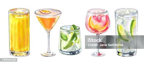 흰색 배경에 수채화 손으로 그린 여름 Aperetive 칵테일 유리 간단한 스케치 그림의 세트 Gin Tonic에 대한 스톡