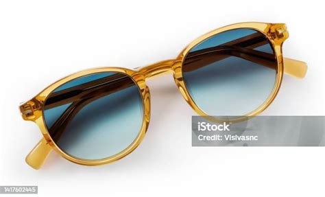 투명한 플라스틱에 황금빛 밝은 색상의 선글라스 그림자가있는 안경 상단보기 흰색 배경에 고립 된 트렌디 한 안경 블루 쉐이드 편광 렌즈를 가진 여성을위한 패션 안경 선글라스에