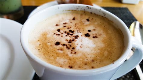 나무 테이블 위에 거품과 초콜릿을 얹은 카푸치노 커피 한 잔 갈색에 대한 스톡 사진 및 기타 이미지 갈색 구이 그릇 Istock