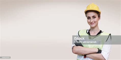 녹색 작업 스위트 드레스와 안전 헬멧으로 자신감을 서 공장 엔지니어 여성 앞 회색 배경의 수동 작업자 개념 스마트 산업 노동자 운영 개발에 대한 스톡 사진 및 기타 이미지