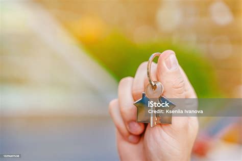 고층 건물의 배경에 대한 새로운 집의 열쇠를 들고 있는 남자의 손 고객에 대한 스톡 사진 및 기타 이미지 고객 구매 금융 Istock