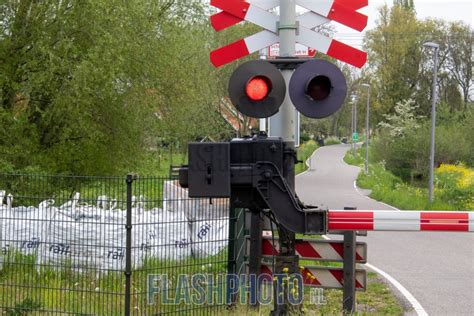 Slagbomen Blijven Omlaag Bij Overgang Door Mogelijke Kapotte Trein