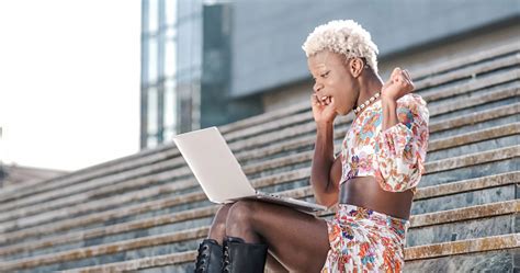 노트북을 사용하여 외부 계단에 앉아 있는 트랜스젠더 여성 원격 근무자 비서에 대한 스톡 사진 및 기타 이미지 비서 건물 외관 학생 Istock