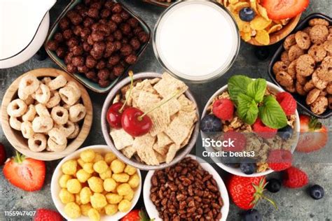 시리얼 아침 식사로 다양한 시리얼 딸기 및 우유 그릇 뮤즐리와 아이 시리얼 0명에 대한 스톡 사진 및 기타 이미지 0명