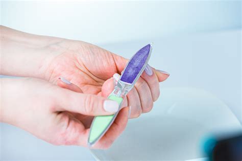 네일 파일로 여자의 손을 닫고 잘 손질한 손가락으로 손톱을 날카롭게 하는 여자 갈음질에 대한 스톡 사진 및 기타 이미지 갈음질 개념 개인 장식품 Istock