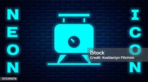 벽돌 벽 배경에 고립 된 알코올 발효 아이콘으로 포도 주스와 빛나는 네온 금속 탱크 벡터 공장 산업 건물에 대한 스톡 벡터 아트