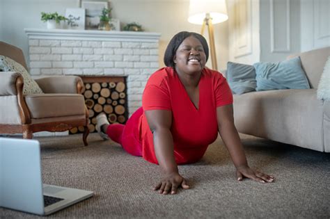 플러스 크기 아프리카 계 미국인 여자 데 A 온라인 운동 하 고 판자에 서 20 24세에 대한 스톡 사진 및 기타 이미지 20 24세 가정 생활 건강한 생활방식