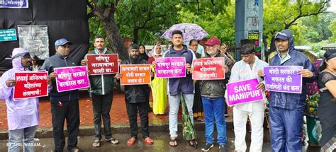 २५ जुलै जाहीर निषेध दिन सोलापूर मणिपूर घटनेच्या निषेधार्थ पावसातही महिला युवा आघाडीचे जोरदार