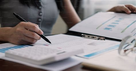 재택근무 코로나 바이러스 보호 계산기를 사용하여 재무 보고서를 분석하는 근접 촬영 사업가 보호 마스크를 착용한 코로나바이러스에 대한 격리 중인 여성 사진