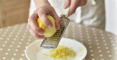 გახეხეთ ლიმონი წვრილ სახეხზე და შეურიეთ ქოქოსის ფანტელს შედეგი სკეპტიკოსებსაც გაკვირვებს