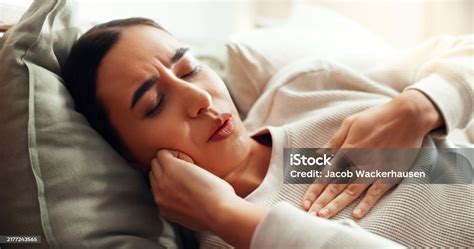 여성이 아픈 분 집에서 아픈 분 바이러스 인플루엔자나 세균 감염으로 침대에 누워 있는 분 여성 독감 증상 및 폐 질환 호흡기 질환 및 호흡 문제가 있는 침실 25 29세에