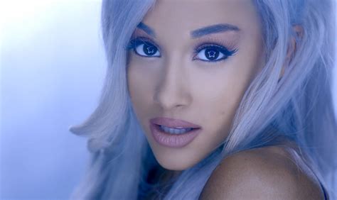 Ariana Grande Capelli Blu E Rossi Pin Di 𝙺𝚒𝚜𝚜𝚎𝚍