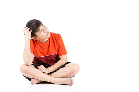 초상화 젊은 아시아 소년 흰색 배경 위에 앉아 빨간 티셔츠를 입고 십 대 소년의 전체 길이 감정 초상화 사려깊은 십 대 흰색 배경에 고립 잘생긴 똑똑한 진지한 숙고 아이 T