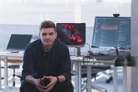 프로그래밍 It 사무실에서 컴퓨터 작업을 하는 남자 책상에 앉아 코드를 작성하고 있다 프로그래머는 소프트웨어 개발 회사에서 프로젝트 작업을 하는 데이터 코드를 입력합니다