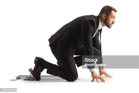 시작 블록에서 달리기를 준비하는 사업가의 전체 길이 프로필 샷 카페트 러너에 대한 스톡 사진 및 기타 이미지 카페트 러너 30 34세 건강한 생활방식 Istock