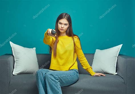 Chica Joven Sentarse En El Sofá Aburrido Viendo La Televisión