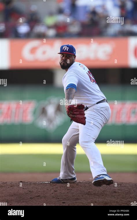 Adalberto Flores Pitcher Inicial De Puerto Rico Durante El Partido De