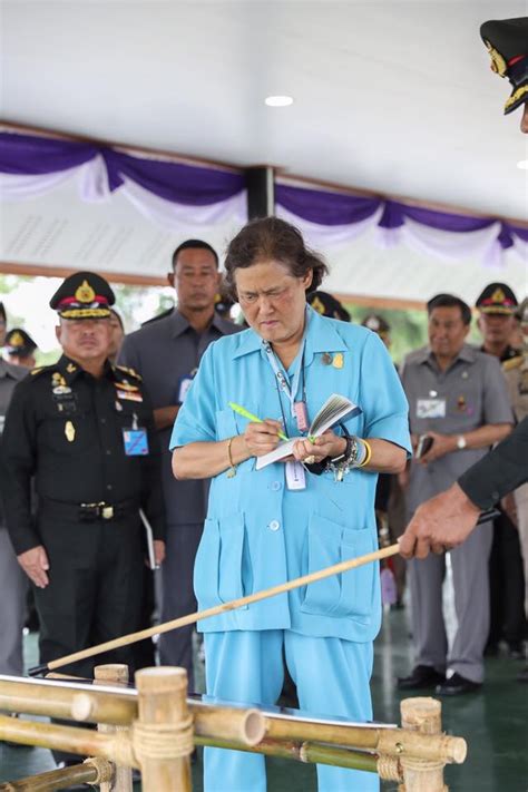 สมเด็จพระกนิษฐาธิราชเจ้า กรมสมเด็จพระเทพรัตนราชสุดา ฯ สยามบรมราชกุมารี เสด็จพระราชดำเนินไปทรง
