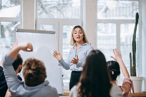 워크숍에서 홀에서 발표하는 여성 연사 청중 또는 컨퍼런스 홀 인식되지 않는 참가자의 후방 보기 사무실에 대한 스톡 사진 및 기타 이미지 Istock