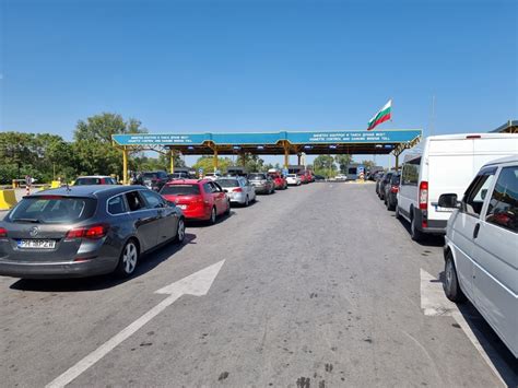 Интензивен е трафикът на някои от граничните пунктове с Румъния за