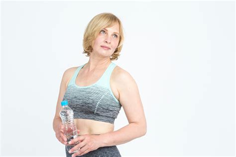 성숙한 백인 스포츠 우먼 조깅 의상에 흰색 배경에 탄산수 병포즈 가로 이미지 성년 여자에 대한 스톡 사진 및 기타 이미지 성년 여자 여자 45 49세 Istock