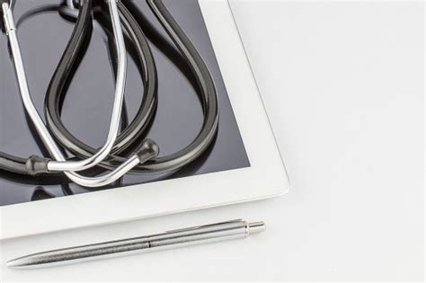 청진 기 유리 태블릿 컴퓨터 백색 배경에 가까운 의료 개념 복사 공간을 펜에 반영 0명에 대한 스톡 사진 및 기타 이미지 0명 건강관리와 의술 낮 Istock