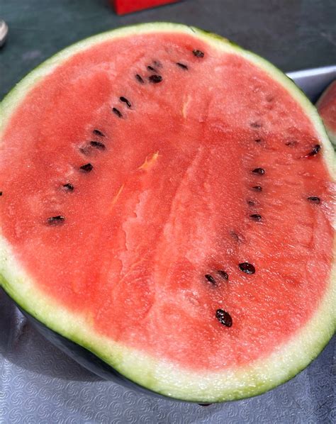 서브마켓 송사장 과일 제주한우 공구 특가 아삭 시원 달콤 봄에 먹는 특등급 흑수박🍉 마지막 특가 100박스 한정이에요 🔗댓글 수박 적어주시면 특가링크 보내