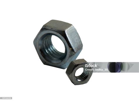 매크로는 흰색 배경에 고립 된 금속 너트를 촬영했습니다 크롬 나사 너트 절연 강철 너트 절연 너트와 볼트 작업을 위한 도구입니다 0명에 대한 스톡 사진 및 기타 이미지