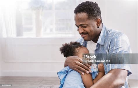 거실에서 웃으며 포옹하는 미국 아프리카 아버지 딸의 초상화 행복한 아빠와 어린 소녀가 집에서 여가 시간을 보냅니다 싱글 아빠 가족 라이프 스타일 아버지의 날 개념 배너