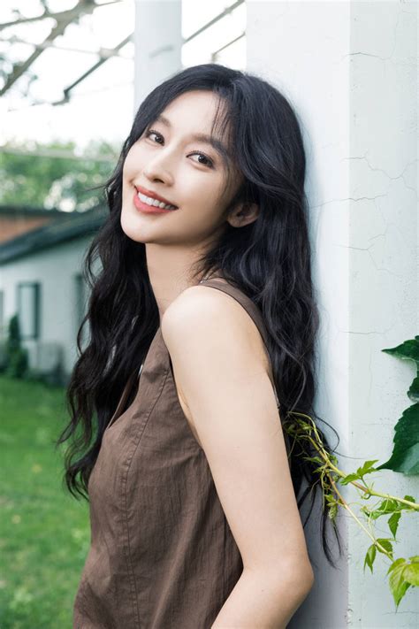 张俪户外夏日随拍展现知性美 笑容灿烂有书香气质 搜狐大视野 搜狐新闻