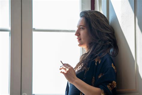 긴 머리 담배를 피우는 담배를 피우다 문신 앉아 있는 여성 염색 한 머리카락 잡고 있는 전자 담배 포즈를 취하는에 관한 무료 스톡 사진