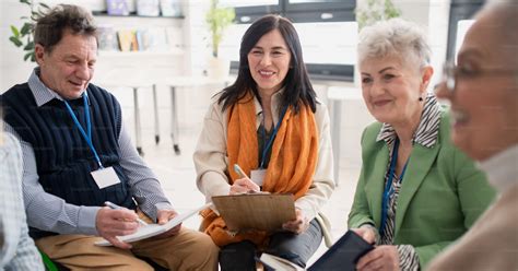 요양원에서 그룹 치료 세션에 참석하는 흥분된 노인들 긍정적인 노인 남녀가 동그라미에 앉아 심리학자와 대화를 나눈 것 사진 Unsplash의 앉아 이미지